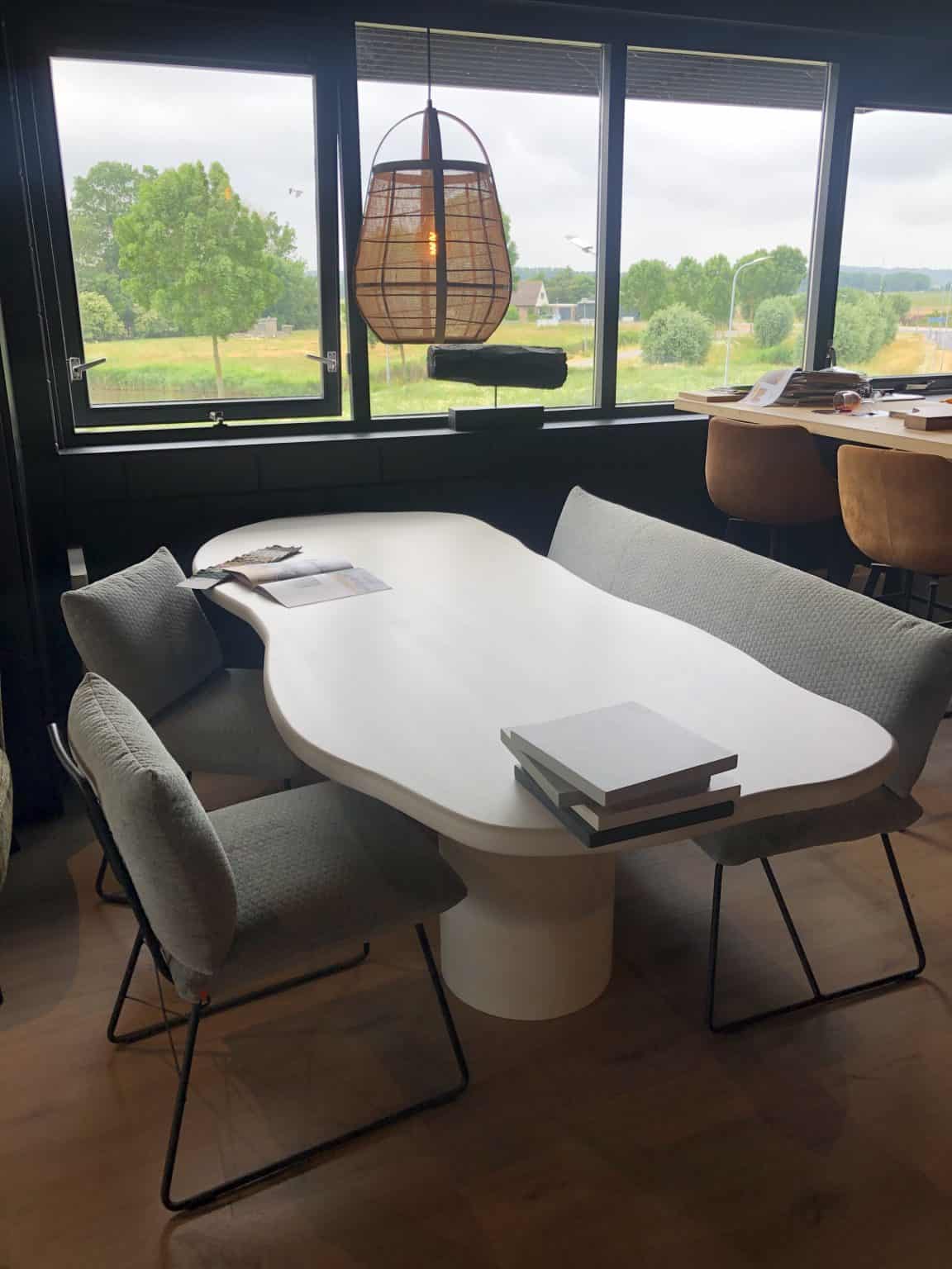 Betonlook Mortex Eettafel Cloud + 2 Ronde Poten - Lok Living